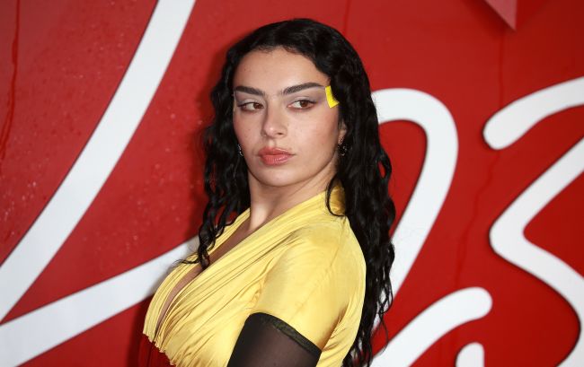 Charli XCX soll die Rolle der Weißen Hexe in Greta Gerwigs Narnia-Film ...