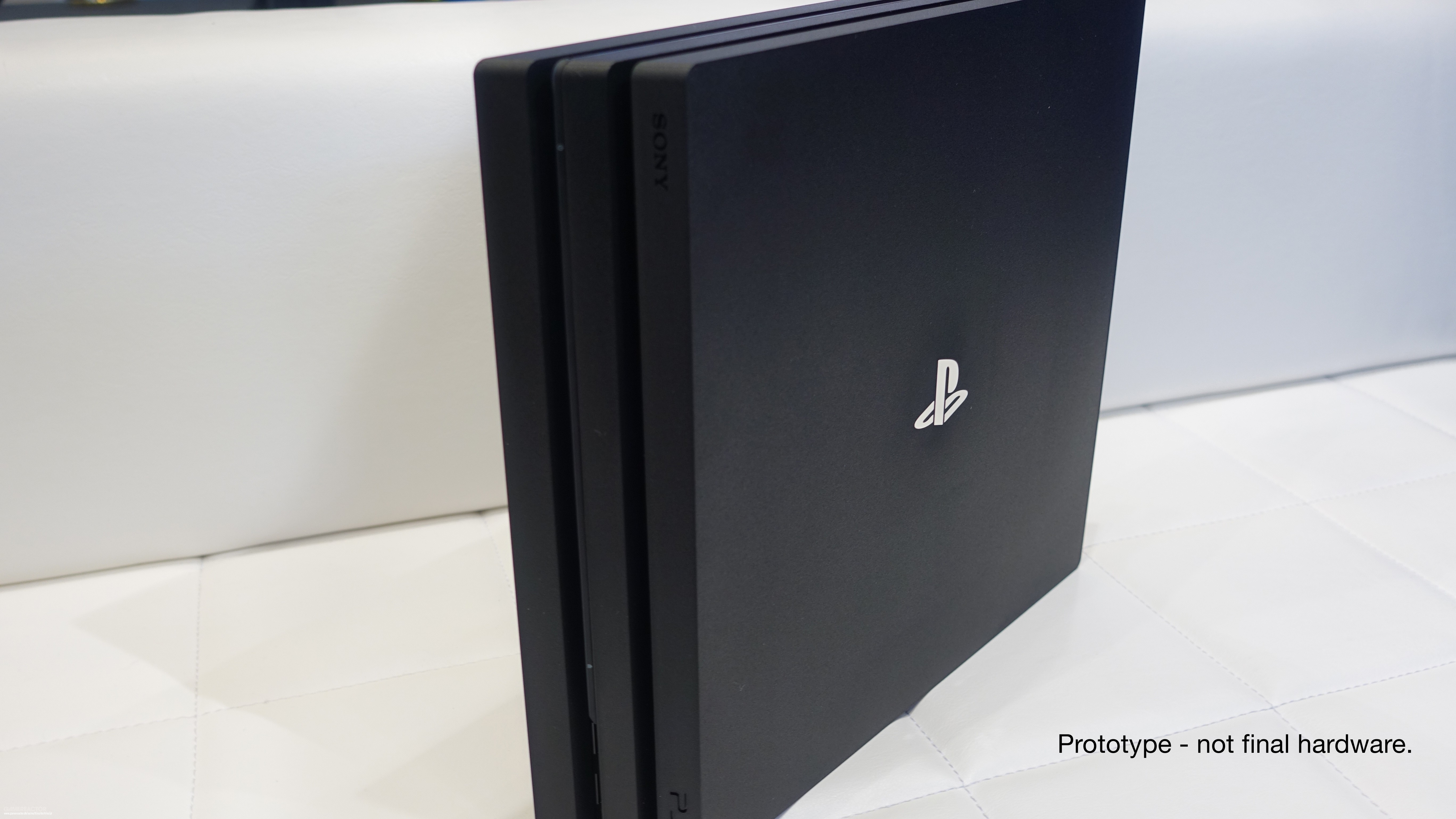 Erste echte Bilder der PS4 Pro anschauen - - Gamereactor