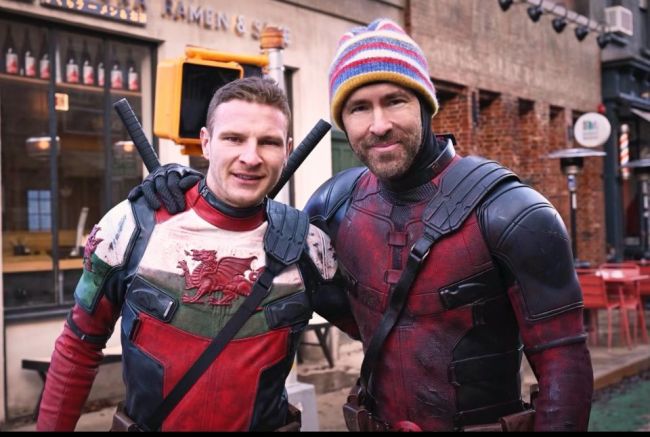 Das war Paul Mullin vom Wrexham AFC im Welshpool-Kostüm in Deadpool und ...