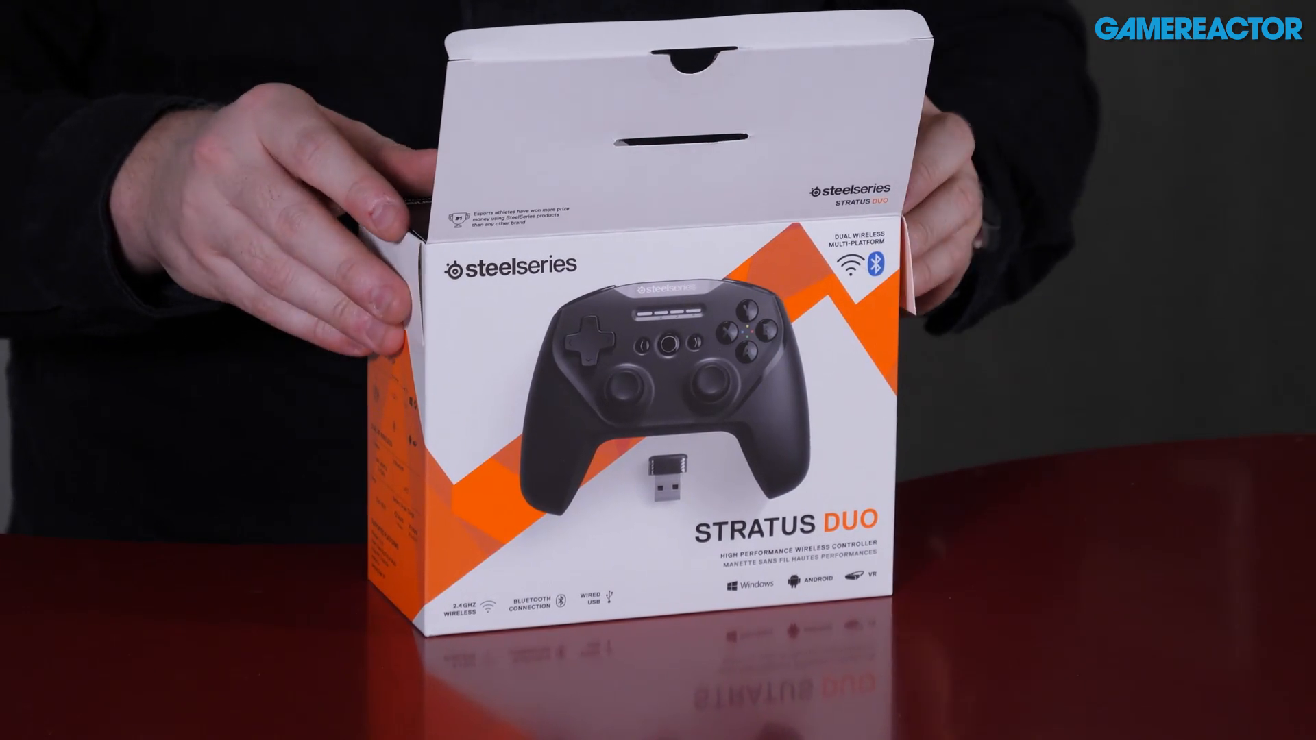 Unboxing des neuen Steelseries Stratus Duo-Controller - - Gamereactor