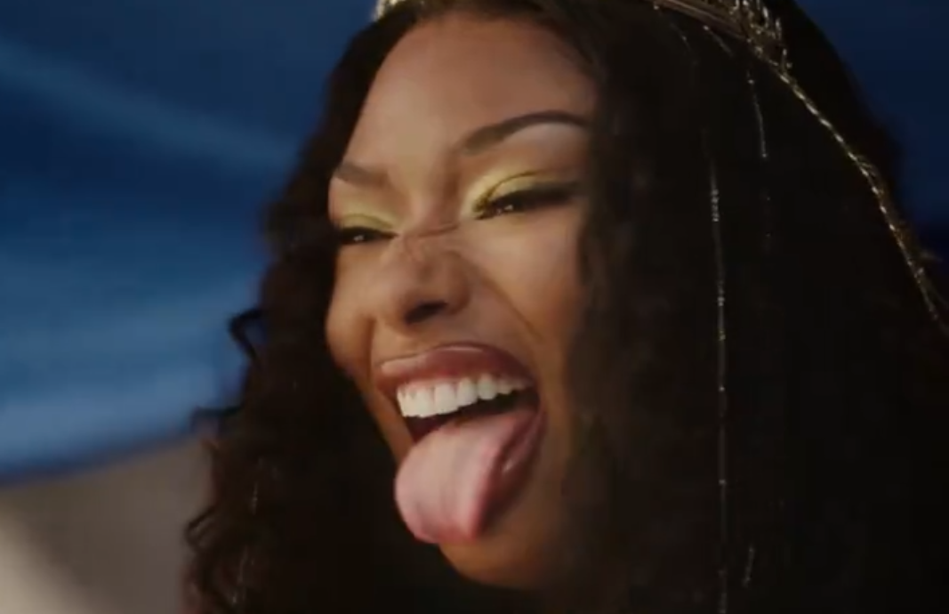 Megan Thee Stallion gibt ihre eigene Version von We Will Rock You für Pepsi Gladiator 2 Werbung