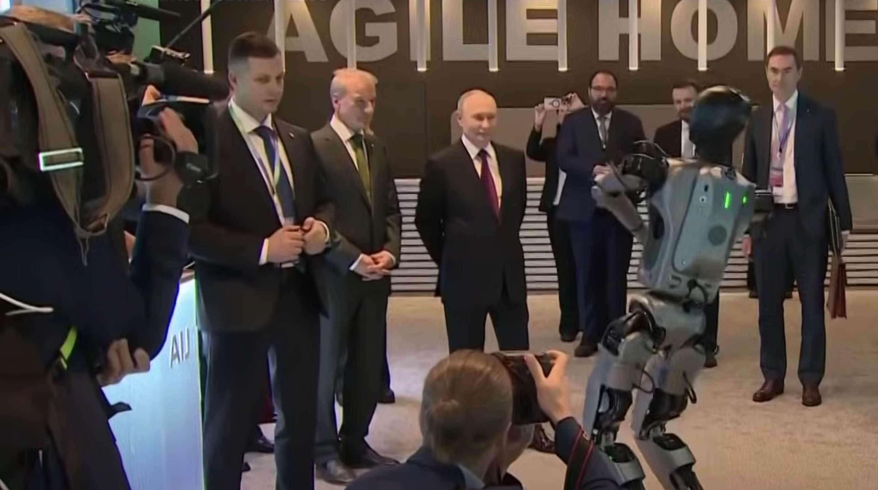 Ein Video zeigt, wie ein KI-Roboter für Russland tanzt... Und dabei ...