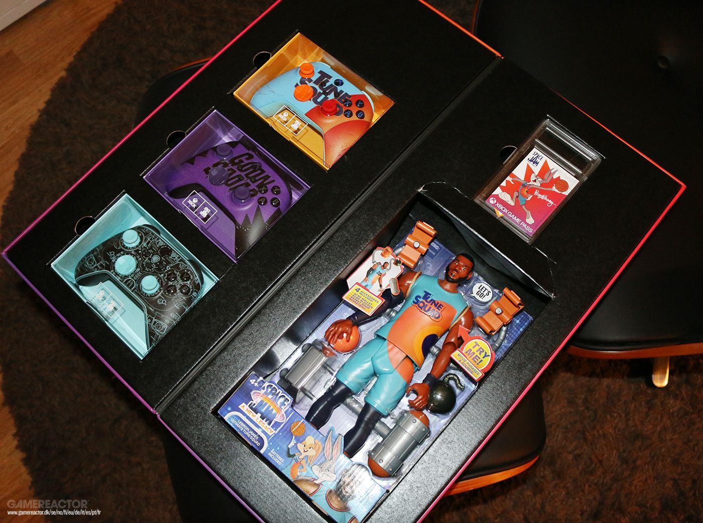 Wir packen eines der Xbox Space Jam: A New Legacy Kits aus - Space Jam ...