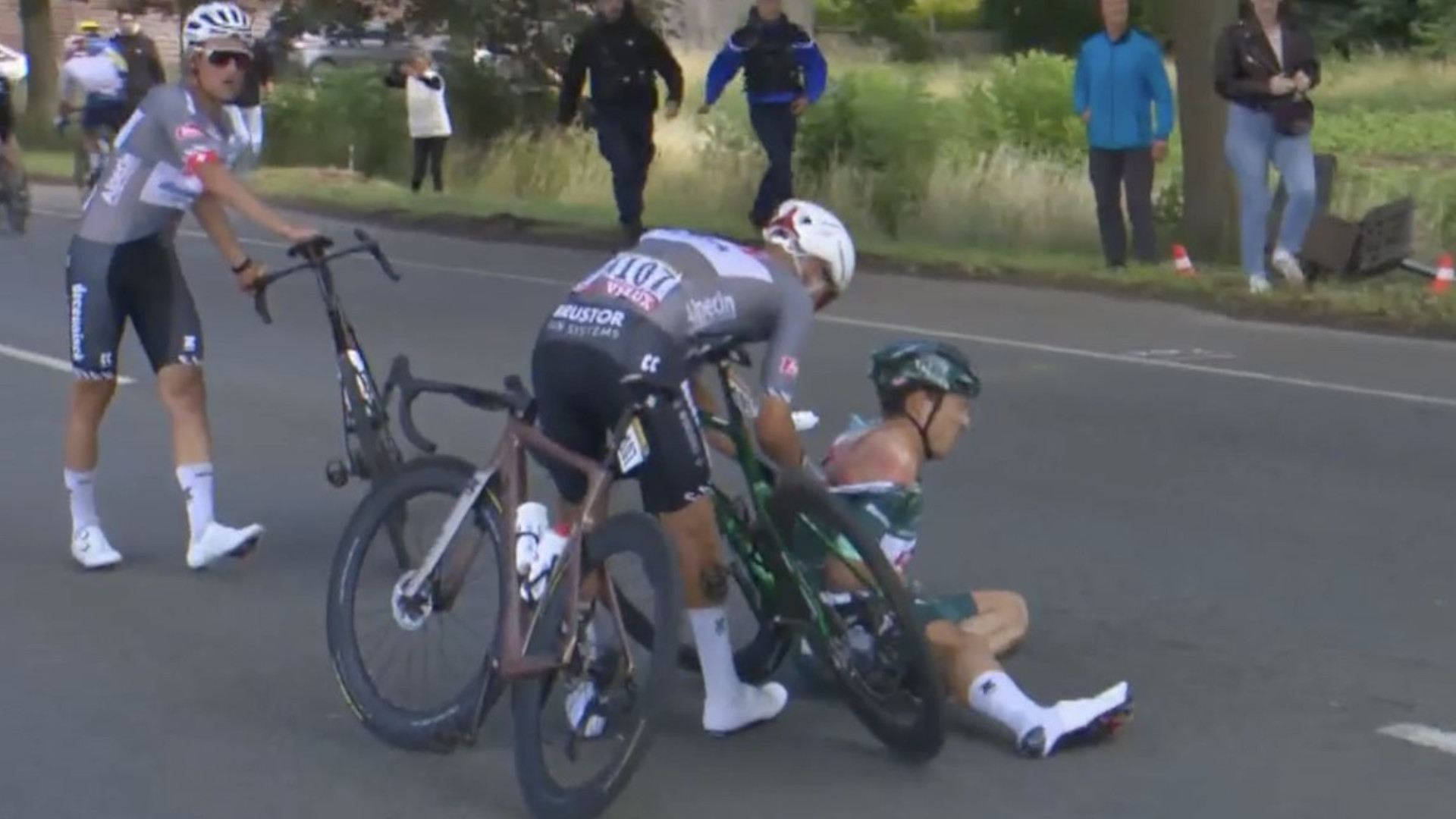 Der Führende der Tour de France, Jasper Philipsen, fürchtete, nach einem schweren Sturz in der 3 ...