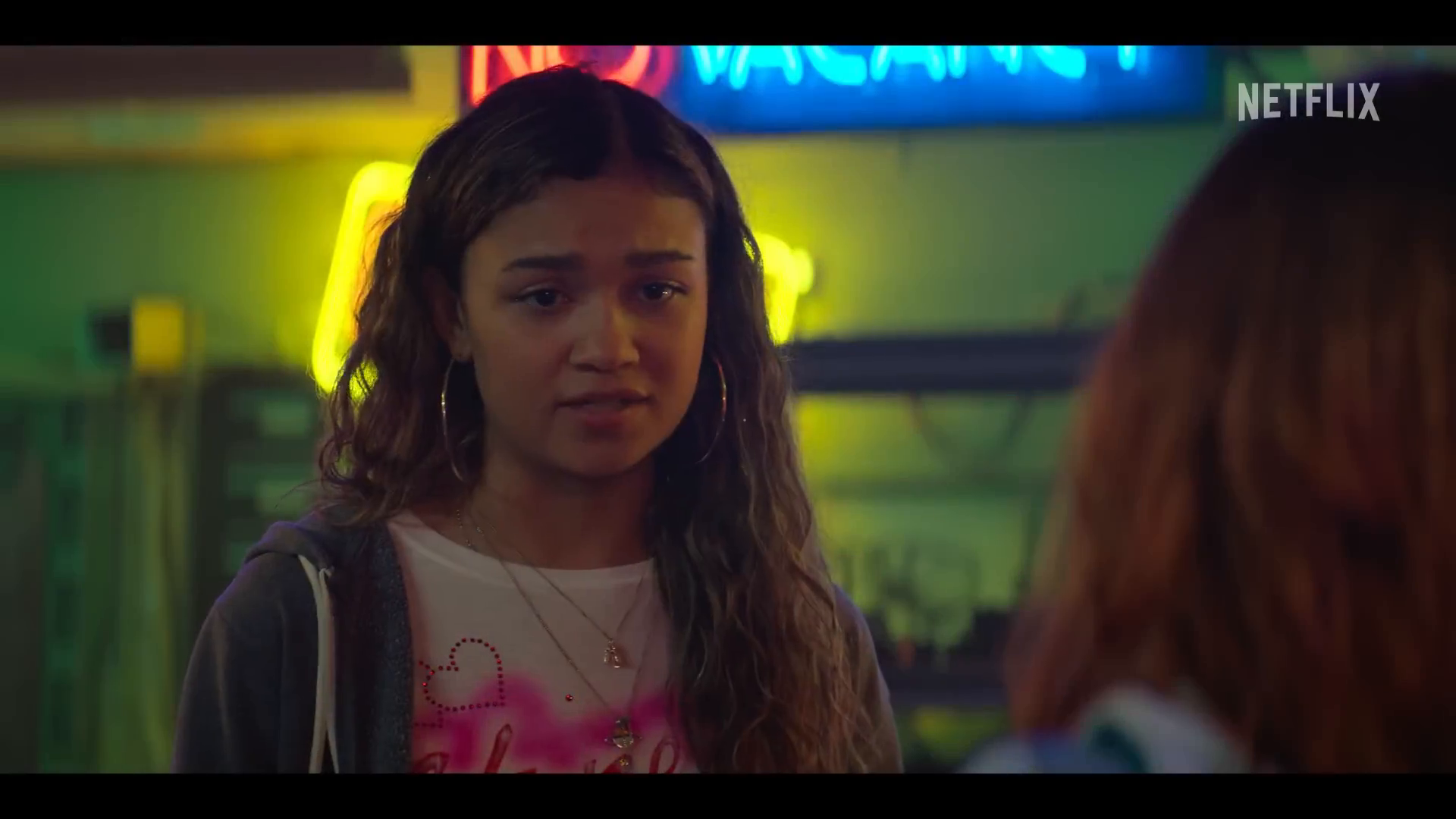 Madison Bailey versucht, das Leben ihrer längst verstorbenen Schwester ...